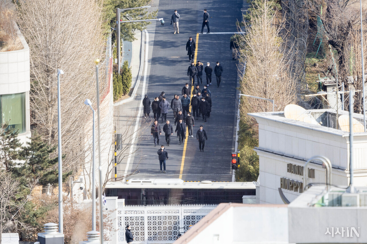 기관단총(MP-7) 2정·실탄 80여 발··· 한겨울의 관저 요새화